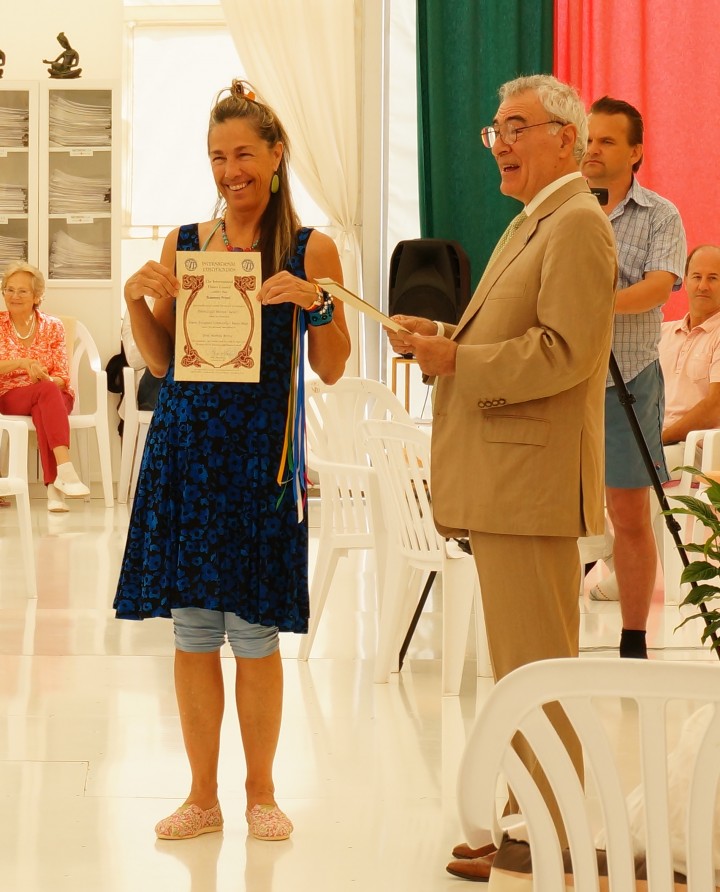 Prof. Raftis presenting the CID certificates - The Mirror